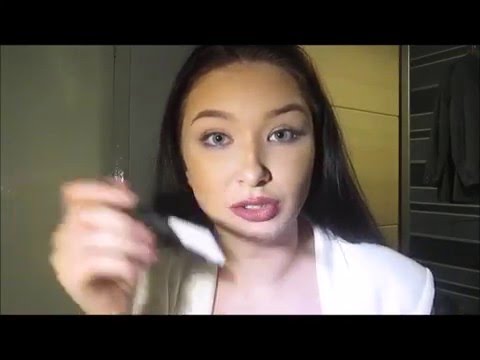 QUICK AND EASY WINGED EYELINER AND LONG LASHES
