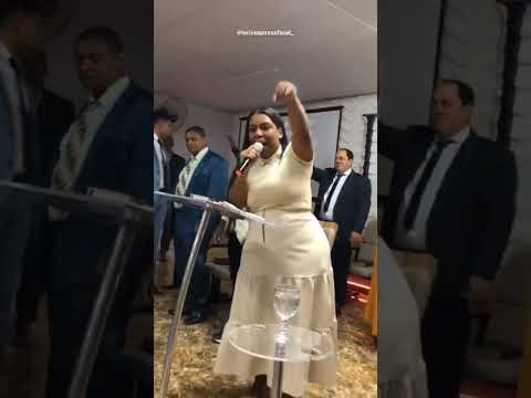 Cantora Larissa Pires na Igreja Assembléia de Deus internacional Geração de Milagres. Carapebus -Rj.