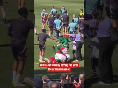 Miles Lewis Skelly hqving fun with The Arsenal mascot #trending #football #arsenal #mileslewisskelly
