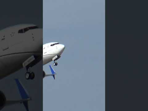 United 737-900 Takeoff