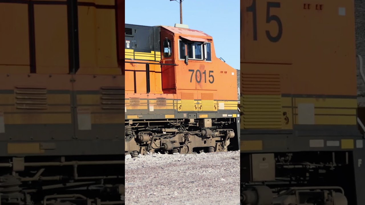 TRAIN SHORTS #01642 / EB BNSF 7015 PISGAH, CA 12-5-2025 #railtrack #passengertrain #automobile