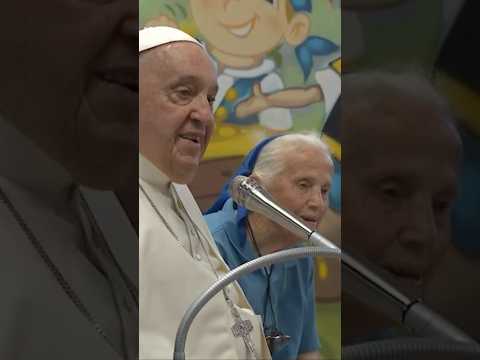The nun that wept inconsolably upon seeing Pope Francis' casket