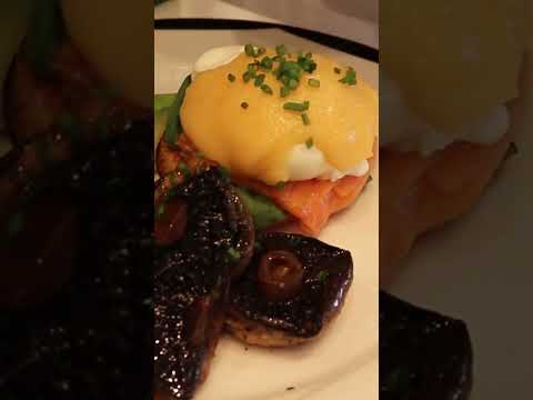 Eggs Benedict presentation