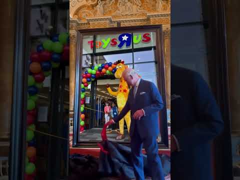 Geoffrey Has a Surprising Helper Unveiling New Stores Toys R Us in WHSmith stores Nationwide!