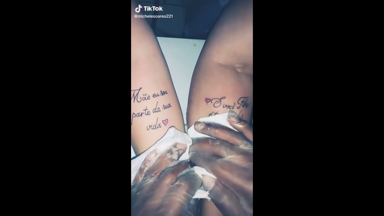 mãe e filha fazem tatuagens juntas