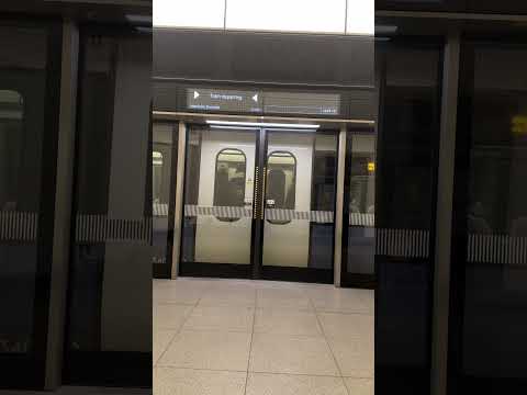 🇬🇧 [4K HDR] 🚉Crossrail platform views #tourist #sightseeing #london | @nomadxng