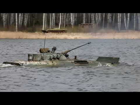 Forcing a water barrier and firing a guided missile in the Moscow region by the BMP-2 crew