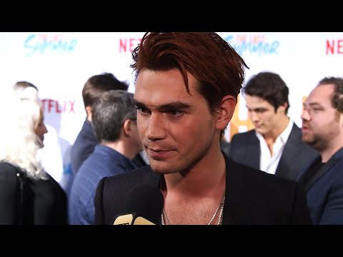 KJ Apa on How Luke Perry's Absence Will Be Addressed on 'Riverdale'