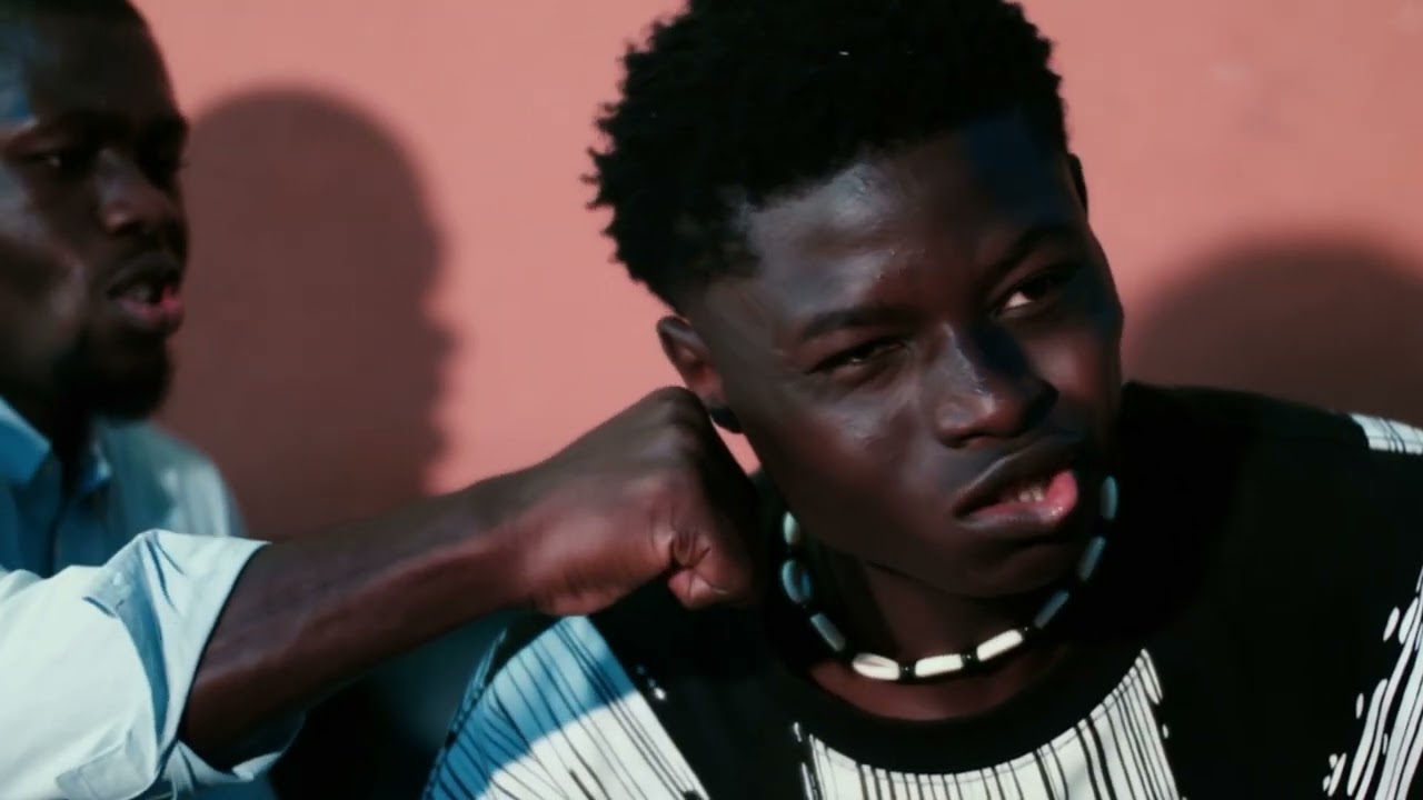 ESSOMO - EST-CE QUE C'EST NORMAL? (Clip Officiel)