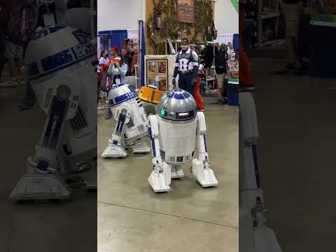 R2 Units freaking out while BB-8 is unimpressed - R2-D2 Chopper - Comic-Con - Star Wars - WonderCon