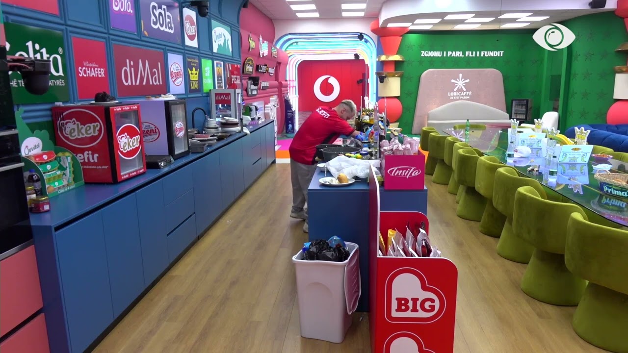 “O Egli Tako si më ke harruar”/ Gjesti këndon në kuzhinë teksa gatuan ...