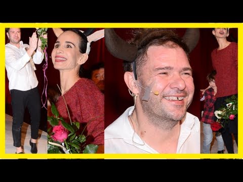 Szczęśliwy karolak w rogach oklaskuje violę na premierze spektaklu dla dzieci (zdjęcia)