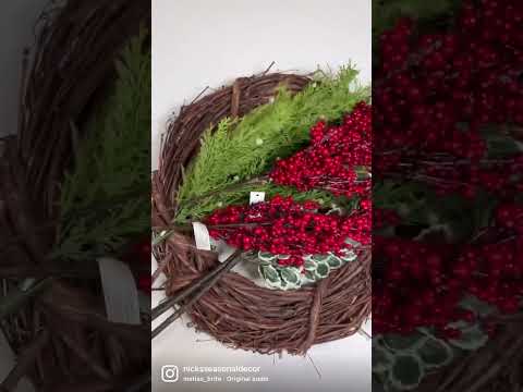 Loving the way this holly enhanced the wreath! 😮 #shorts #diy #christmas #design
