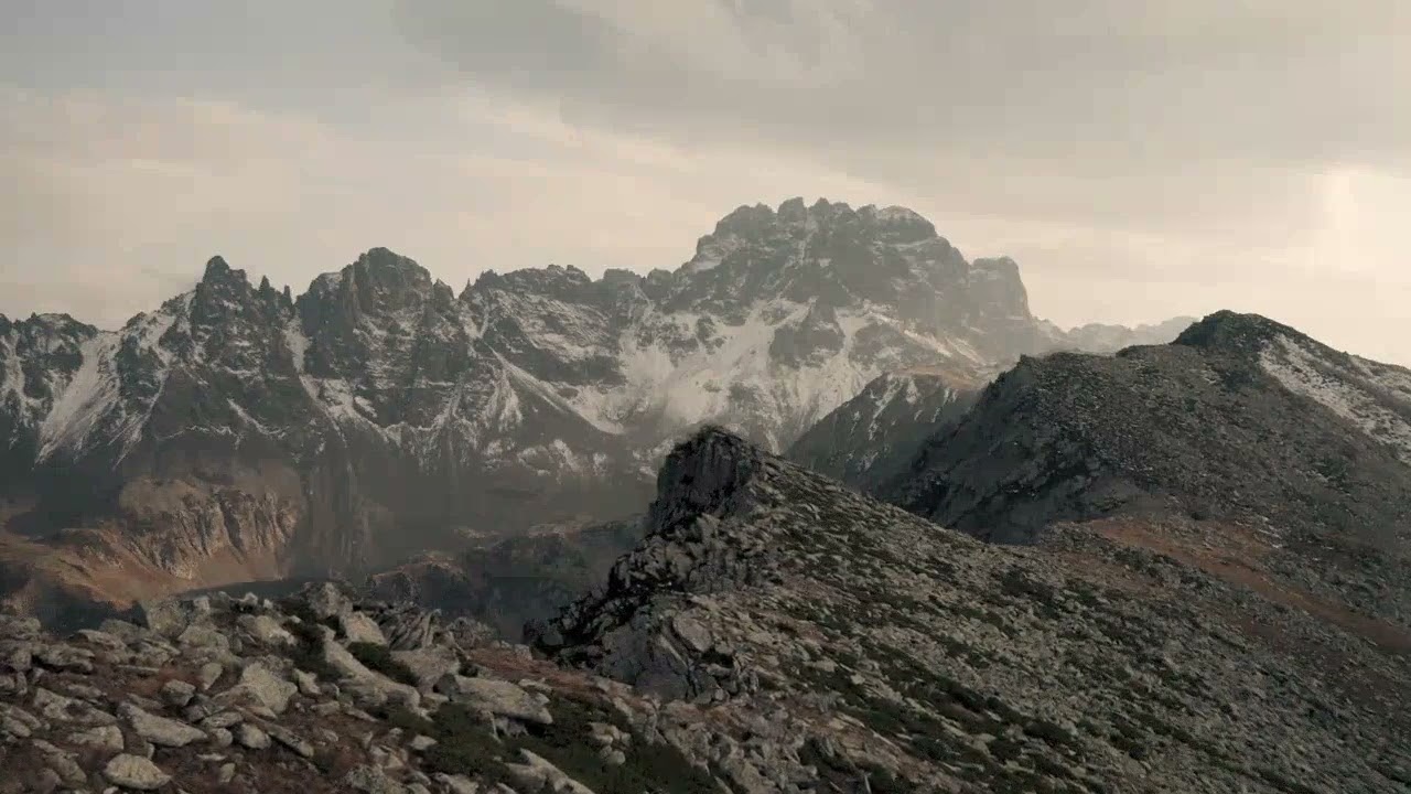 Majestic Mountain Peaks Shrouded in Mist
