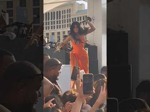 Cardi B jette son micro sur une fan !