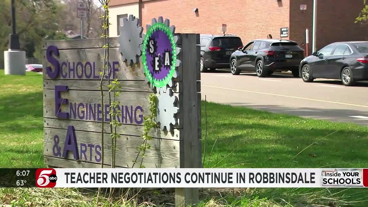 Parents, teachers hold rally as contract negotiations continue in Robbinsdale Area Schools