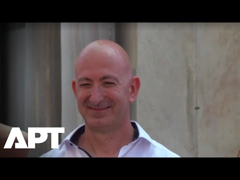 Jeff Bezos Look-Alike Stuns Tourists in Venice Ahead of Wedding Festivities | APT