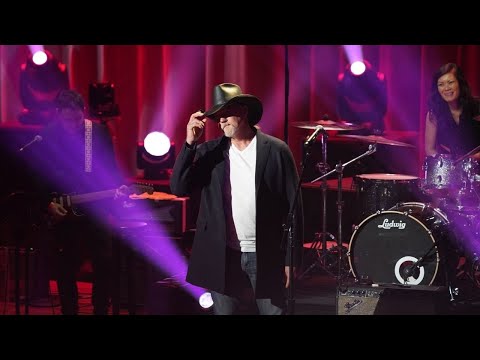 Trace Adkins - Love Me If You Can (Live at 14th Annual ACM Honors)