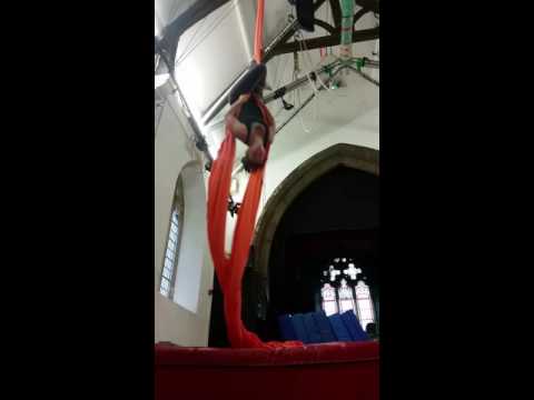 Assisted splits – AERIAL ELEMENTS