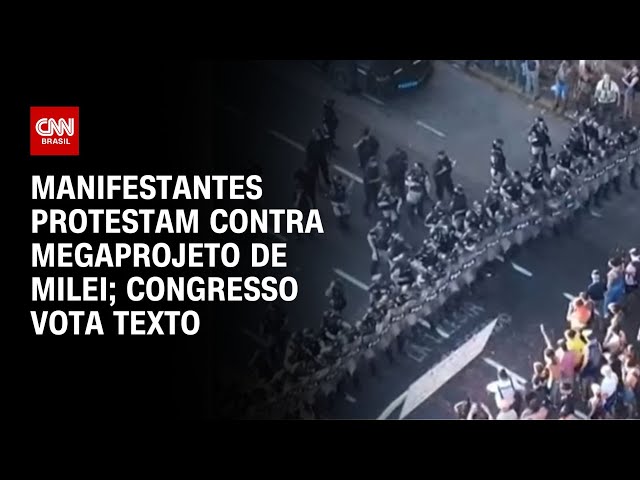 Manifestantes entram em confronto com a polícia durante protesto contra ...