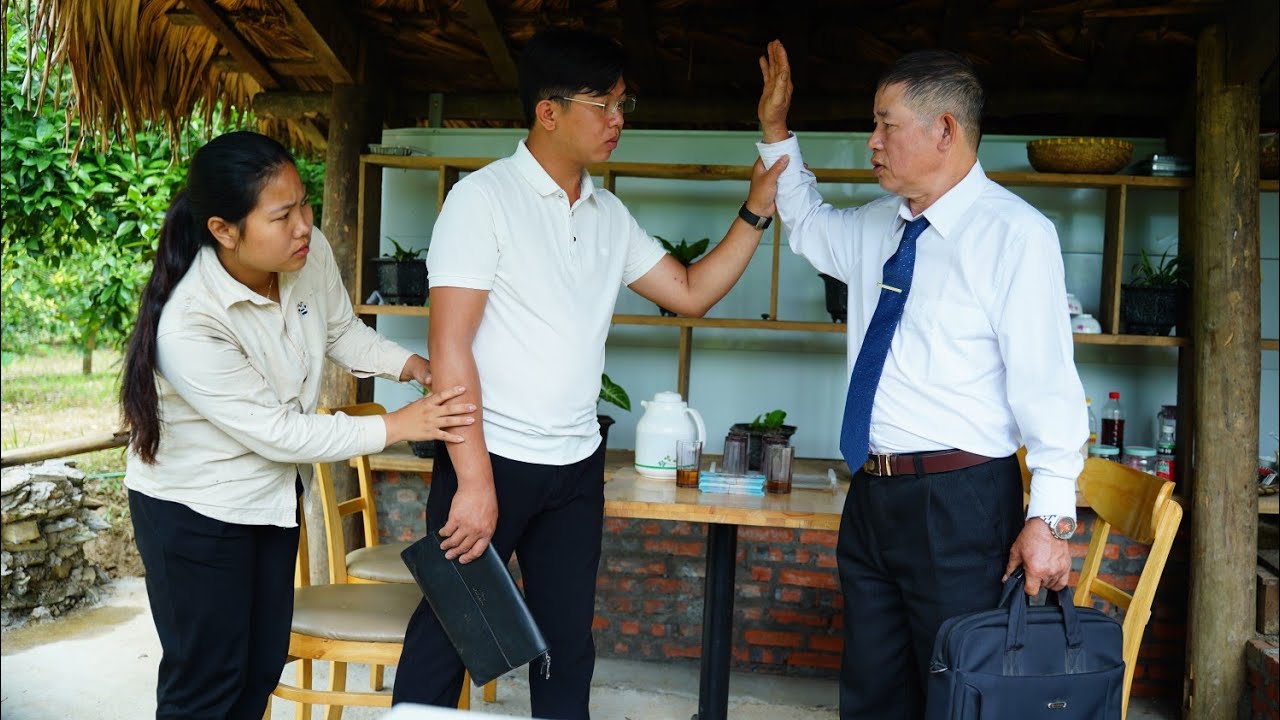 The father is surprised when his son rebels: The family war over the single mother begins.
