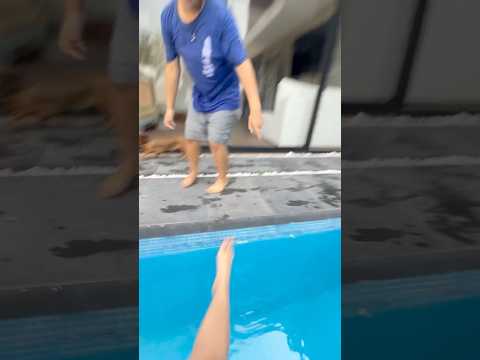 Empujan a Andie Al Agua