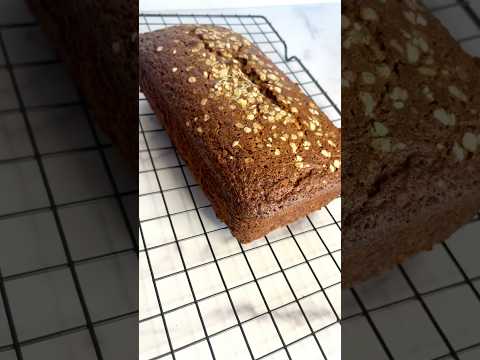 APPLESAUCE OATMEAL BREAD. Make this if you’re not ready for pumpkin spice everything! 🍂🎃
