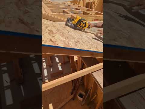 Cutting Fascia to get a perfect 1 1/2 hours inch gap for roofing #construction #framing