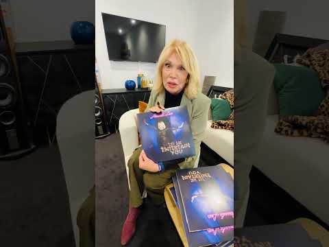 AMANDA LEAR - LET ME ENTERTAIN YOU (GOLD EDITION) 2024.Signing Vinyl at Universal Music 30 sept 2024
