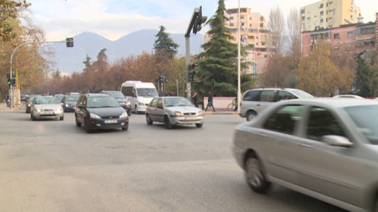 Parkimi në Tiranë, nis aplikimi i kartave për shërbim falas - Top Channel