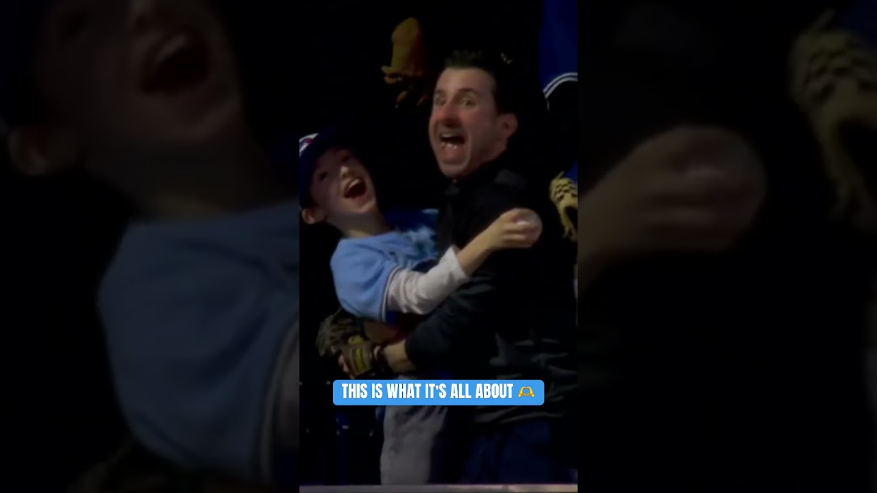 Father and Son Catch Alejandro Kirk's Home Run 🥹