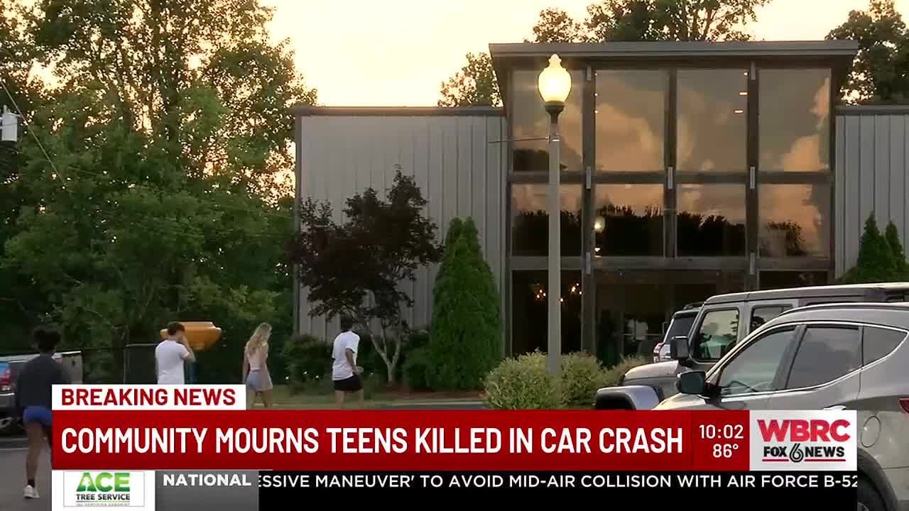 Community mourns teens killed in car crash