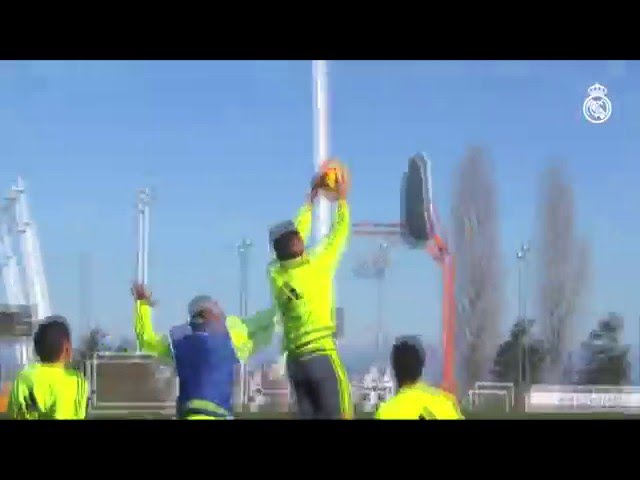 Video: Cristiano Ronaldo performs a perfect slam dunk in this training ...