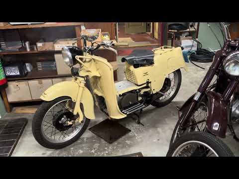 De Moto Guzzi Galletto loopt.