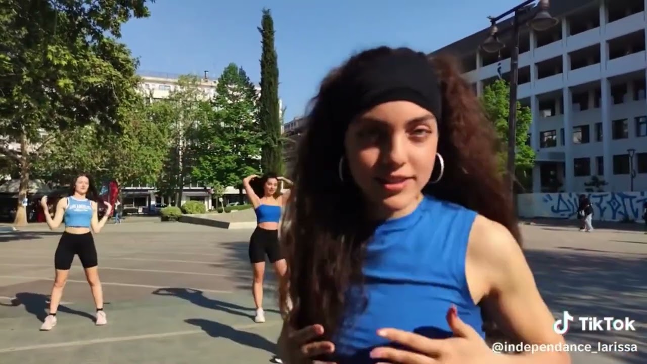 Λαρισαίοι στον παλμό της Eurovision με μπλουζάκια της Μαρίνας Σάττι και ...