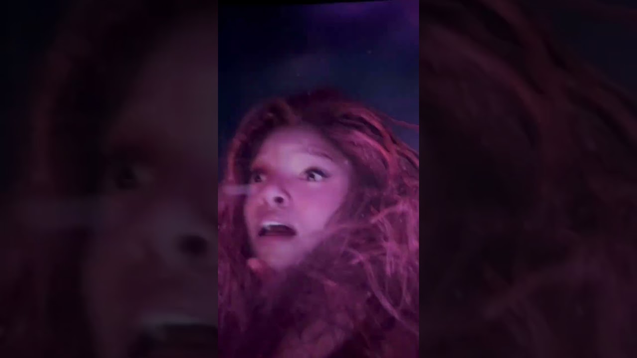 Sea witch Úrsula removes Ariel’s mermaid song. Ariel swims to the surface as a human.