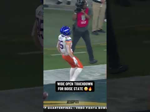 WIDE OPEN for a Boise State TD 😮
