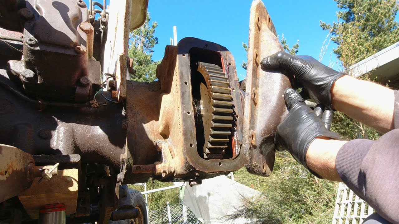 Fixing a Wobbly tractor wheel on the $500 David Brown 990