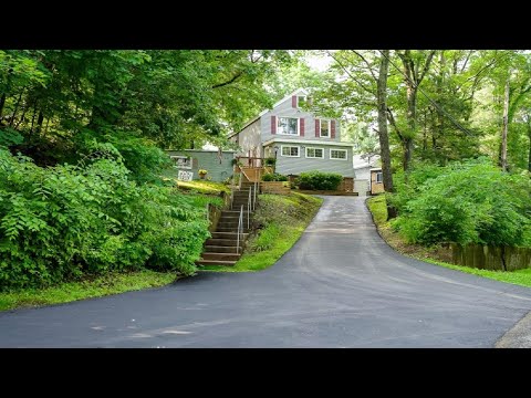410 Lansing Avenue, Troy, NY Gepresenteerd door Michelle Phelan-Humphries.