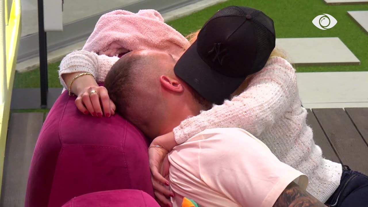 Momente romantike në oborr, Heidi dhe Romeo puthen në buzë: S’do më japësh pak nga fryma jote ...