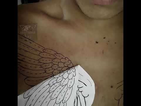 Tatuaje de alas en el pecho