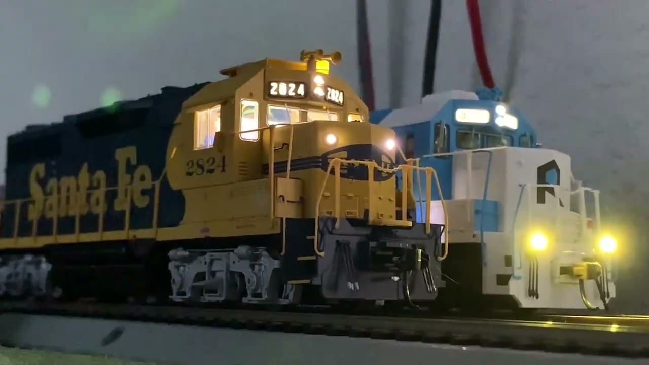 Ho scale ￼Santa Fe 2824 & Rock Island ￼￼4310 side-by-side ￼with ￼ sound effects ￼