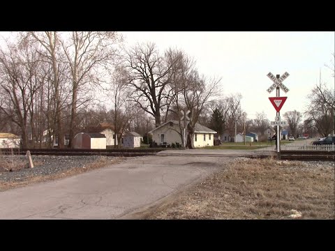 Scott Street Railroad Crossing - CSX M644 w/ CSX 5413 in Rensselaer, Indiana