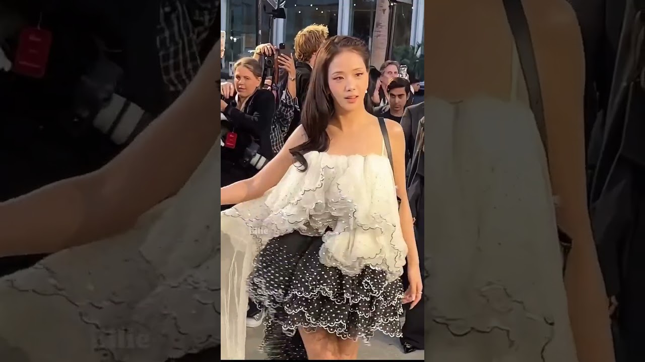 Jisoo skillfully adjusted her outfit while reporters were taking photos📸#jisoo #blackpink #kpop