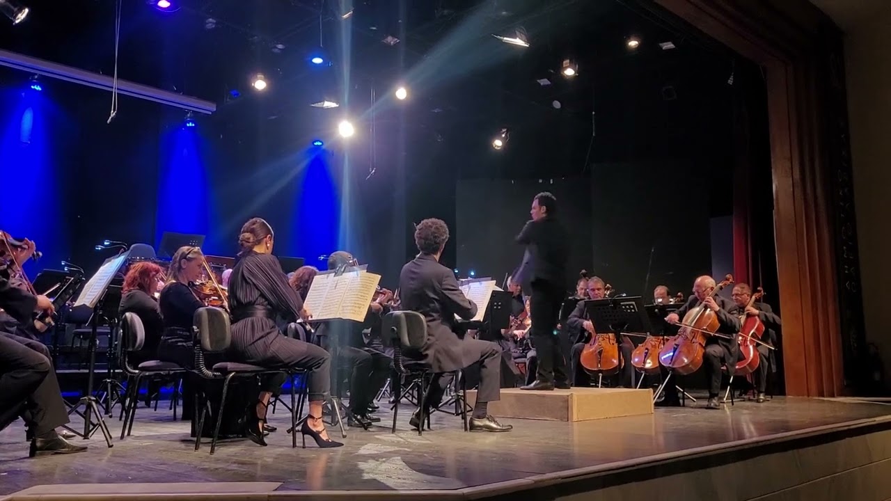 Ένα «μαγικό» ταξίδι στη σκηνή του Δ.Ω.Λ. με την Καρυοφυλλιά Καραμπέτη ...
