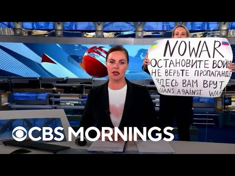Russian state TV employee interrupts live broadcast with anti-war sign