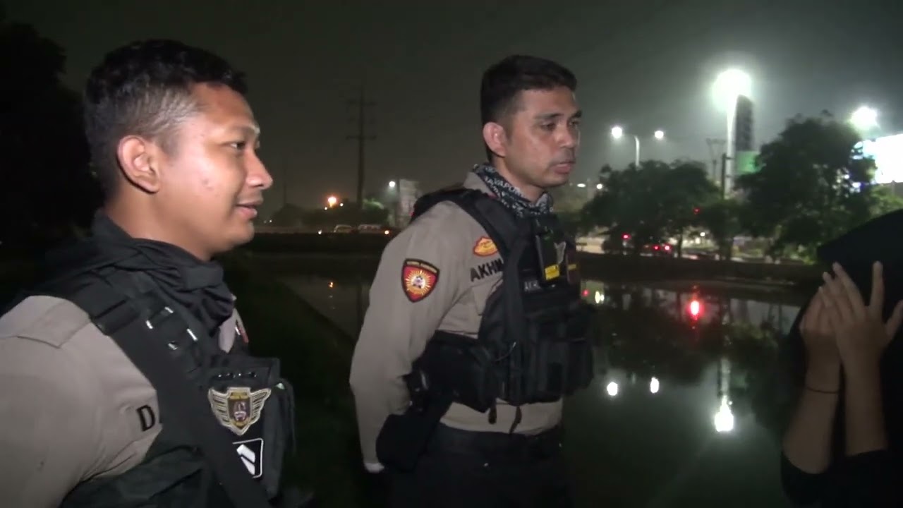 Nongkrong Sampai Malam, 2 Gadis ini Panik mau Dianter Polisi - 86