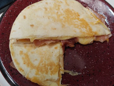 All The Family Will Love Cheesy Prosciutto Quesadilla #recipe #cheese #quesadillas