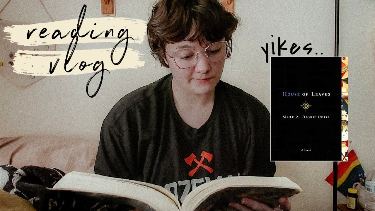 reading house of leaves for the first time // reading vlog