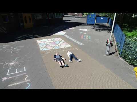 Krijtteksten op plein Johannes Calvijnschool